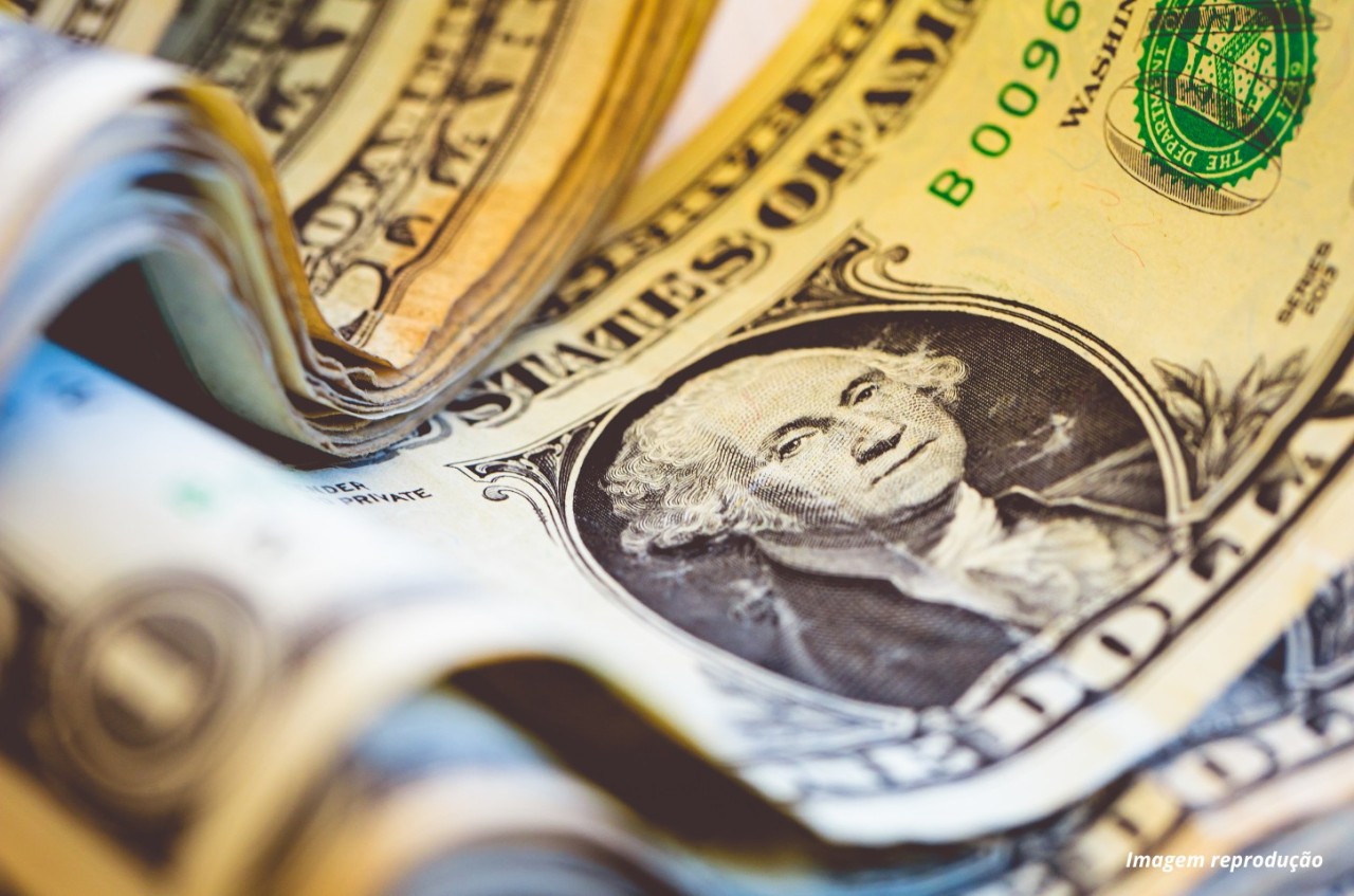 Dólar tem maior alta em mais de dois anos e bolsa pior queda desde ...